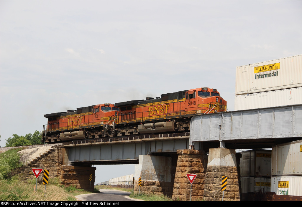 BNSF 5046 & BNSF 4081